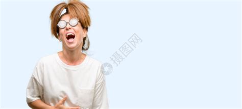 疯狂的中年女人戴着傻眼镜高清图片下载 正版图片505230706 摄图网