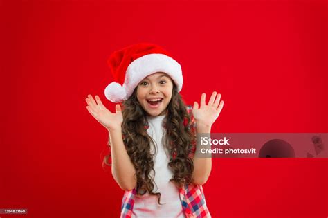 크리스마스 쇼핑 새해 파티 산타 클로스 아이 행복한 겨울 방학 어린 소녀 선물용 Xmas 유년 시대 산타 빨간 모자에 어린 소녀 아이 징글 벨 12월에 대한 스톡 사진 및