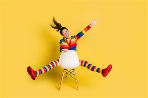 미친 소녀 타고 의자 파도 손 착용 무지개 색 옷을 입고 고립 된 광택 배경의 전신 사진 갈색 머리에 대한 스톡 사진 및 기타 이미지 갈색 머리 긍정적인 감정 표현