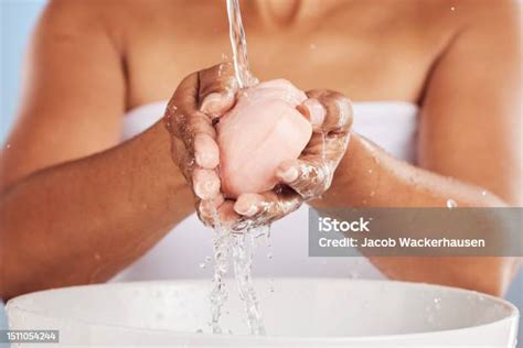 여성의 손 비누와 물 손씻기와 아름다움 지속 가능한 스킨케어와 건강을 위한 위생 근접 촬영 제품 청소 및 사람과의 손질 천연 화장품 및 건강한 화장품 관리 50 54세에