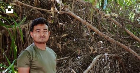 칼을 들고 숲에 서 있는 남자 사진 Unsplash의 무료 사람 이미지