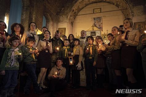 평화의 촛불 든 우크라이나 스카우트 단원들 네이트 뉴스 평화의 촛불 든 우크라이나 스카우트 단원들 네이트 뉴스