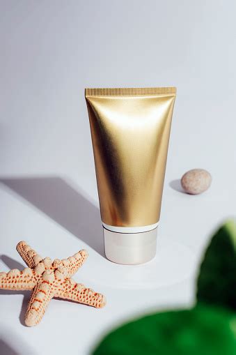 황금 크림 튜브와 불가사리는 단단한 그림자가 있는 흰색 배경에 있습니다 자외선 차단제 천연 화장품 개념 근접 촬영 메이크업 화장품에 대한 스톡 사진 및 기타 이미지 Istock