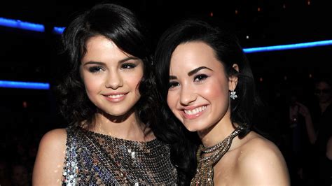 Demi Lovato And Selena Gomezs Selfie Proves Theyre Still Bffs 16