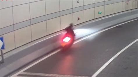 一男子隧道内骑车自撞身亡，警方：骑手醉驾且未戴安全头盔凤凰网视频凤凰网