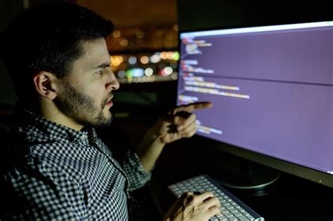 Premium Photo Software Developer Computer At Dark Home Office Startup
