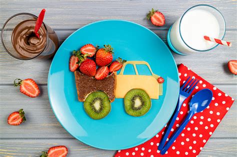 샌드위치 딸기 우유로 만든 어린이 조식 초콜릿 페이스트 딸기 키위와 치즈와 재미 자동차 트럭 샌드위치 키즈 푸드 아이디어 개념에 대한 스톡 사진 및 기타 이미지 Istock