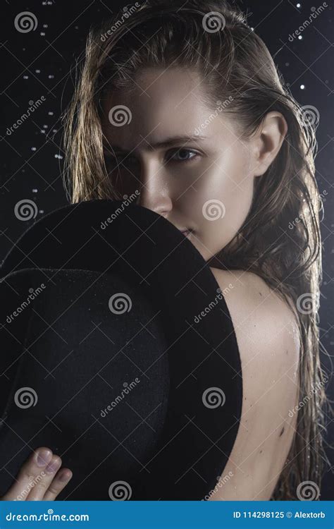 Belle Fille Mince Grande Blonde Humide Utilisant Une Lingerie Noire Et Image Stock Image Du