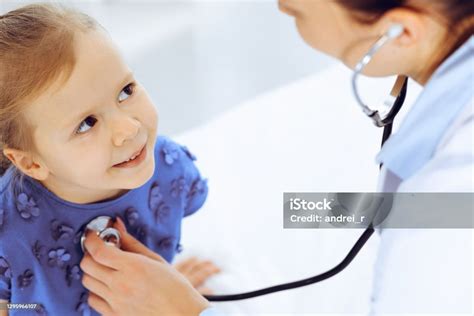 청진기로 어린 소녀를 검사하는 의사 평소 의학적 검사에서 행복한 미소 짓는 아이 환자 의학 및 의료 개념 2명에 대한 스톡 사진 및 기타 이미지 Istock