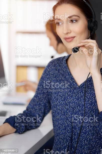 햇볕이 잘 드는 사무실에 앉아 헤드셋으로 이야기하는 라틴 아메리카 사업가 콜센터 및 비즈니스의 다양한 사람들 그룹 20 24세에 대한 스톡 사진 및 기타 이미지 Istock