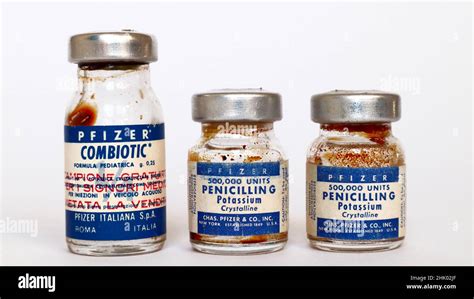 Jahrgang 1950s Vials Von Pfizer Penicillin G Und Pfizer Combiotic Penicillin G Für Den