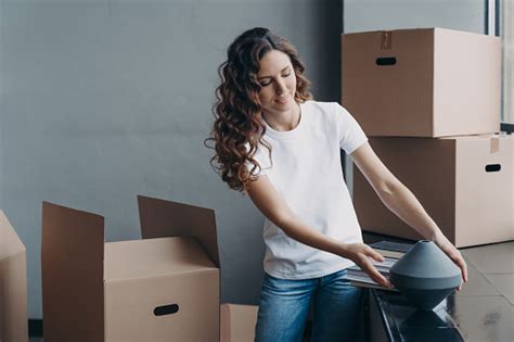 골판지 상자를 푸는 행복한 소녀 새 아파트로 이전 모기지 및 부동산 개념 30 34세에 대한 스톡 사진 및 기타 이미지 30 34세 가정 생활 가정의 방 Istock