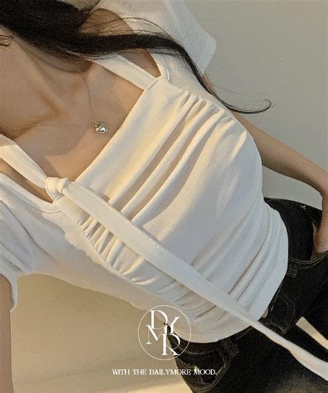 전남친후회룩승모근삭제 홀터 스트랩 스퀘어넥 크롭 셔링 반팔 티셔츠 에이블리