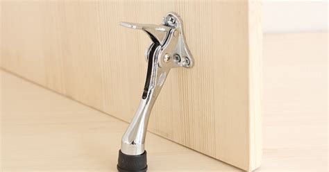 현관문 닫히지 말라고 고정해두는 ‘그거 있잖아…근데 그거 뭐지 [그거사전]