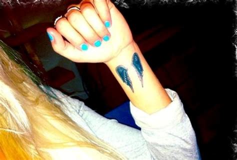 28 Elegant Angel Wings Tattoos On Wrists