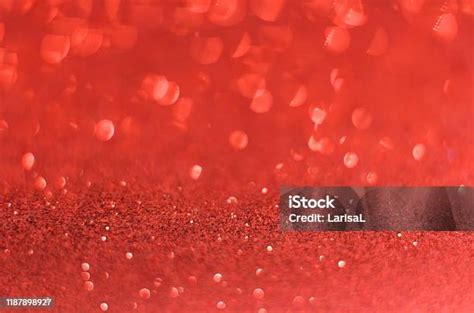 보케와 추상배경 초점을 맞춘 반짝이 효과와 다채로운 배경 붉은 색 크리스마스 또는 새해 개념입니다 0명에 대한 스톡 사진 및 기타 이미지 Istock