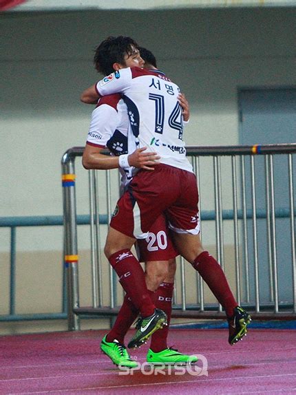 포토q K리그 챌린지 대전 김찬희 서명원과 첫골 세리머니 스포츠q큐