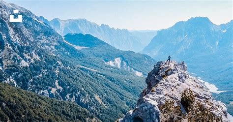 숲 옆 산 꼭대기에 서 있는 남자 사진 Unsplash의 무료 유럽의 봉우리 이미지