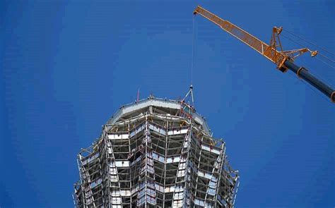 新疆空管局组织进行乌鲁木齐国际机场改扩建工程空管塔台明室玻璃吊装工作