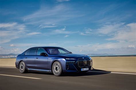 Bmw I7 M70 Shines In Frozen Tanzanite Blue