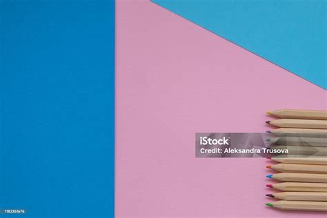 다채로운 연필과 다채로운 분홍색과 파란색 종이 배경에 여러 가지 색연필 검은 색 배경에 색연필 더미 개념 빈 종이로 인생을 시작하십시오 0명에 대한 스톡 사진 및 기타