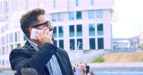 유리 커피 컵을 들고와 야외에서 걷고 있는 동안 휴대 전화에 대 한 얘기에 수염과 젊은 남자 가방에 대한 스톡 사진 및 기타 이미지 Istock