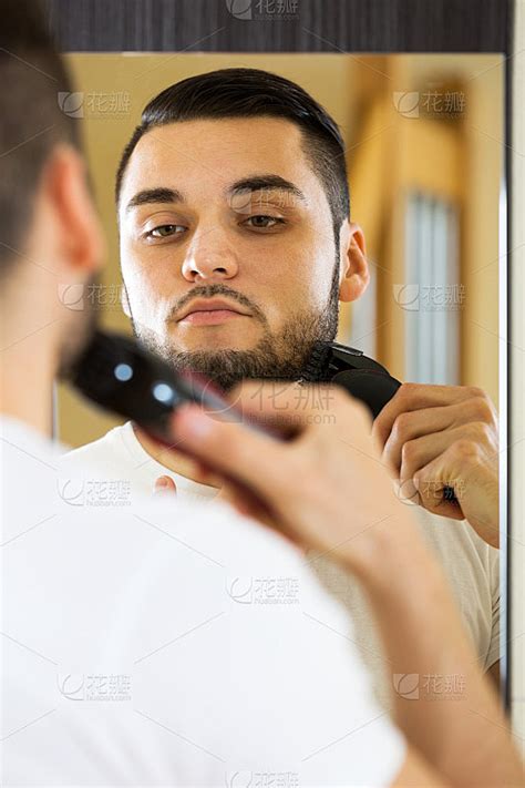 用电动剃须刀刮胡子的家伙