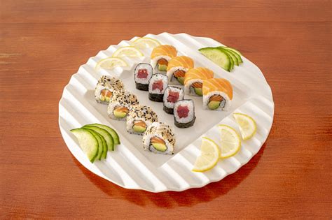 우라마키 캘리포니아 롤을 곁들인 모듬 스시 트레이 노르웨이 연어 한 조각을 곁들인 우라마키 붉은 참치를 곁들인 마키 일본 쌀 잘 익은 아보카도 김 김 0명에 대한 스톡 사진