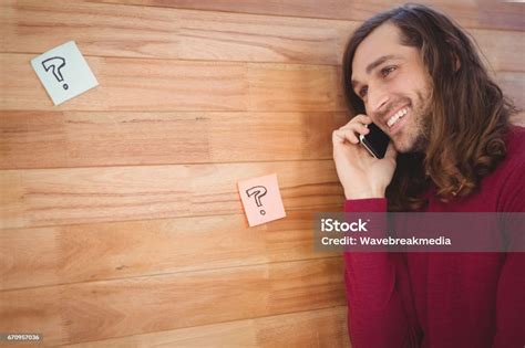 나무 벽에 기대어 하는 휴대 전화를 사용 하 여 행복 한 사람 30 34세에 대한 스톡 사진 및 기타 이미지 30 34세 30 39세 갈색 Istock
