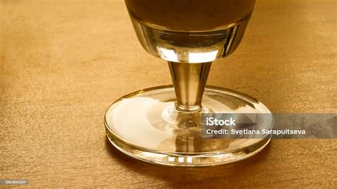 나무 테이블 상단에 음료와 유리 맥주 유리의 베이스 황금 그림 0명에 대한 스톡 사진 및 기타 이미지 0명 Ale 가득 찬 Istock