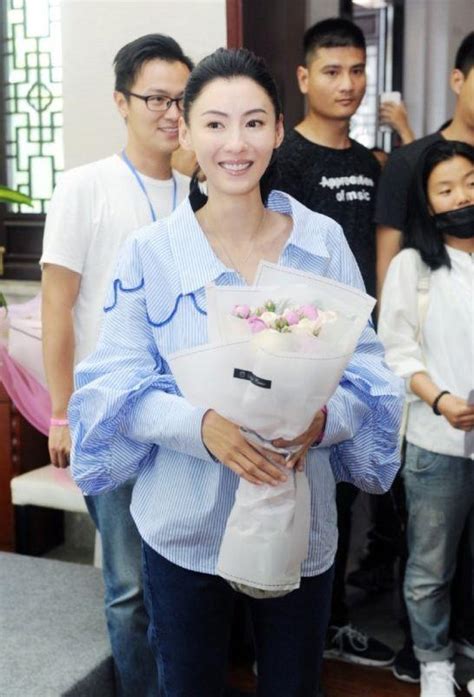 張栢芝素顏亮相機場，與粉絲親密合影毫無架子，對粉絲回眸賣萌！ 每日頭條