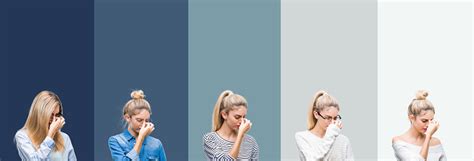 생생한 화려한 빈티지 녹색 고립 된 배경 위에 젊은 아름 다운 금발 여자의 콜라주 피로와 두통을 느끼는 눈을 비비는 피곤 스트레스와 좌절 개념입니다 건강관리와 의술에 대한