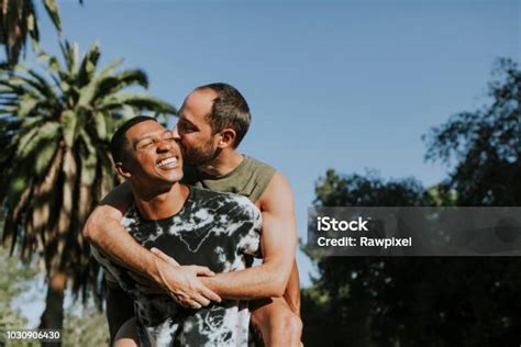 공원에서 포옹 하는 게이 커플 남자에 대한 스톡 사진 및 기타 이미지 남자 데이트 동성애자 Istock