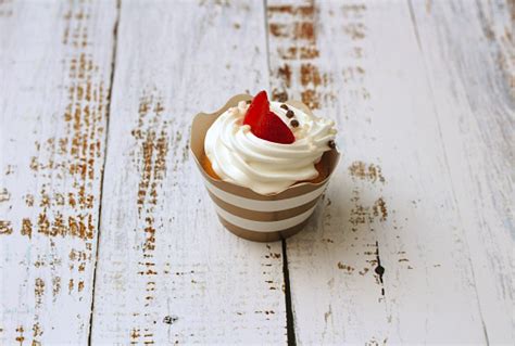 오래된 흰색 나무 테이블 배경에 신선한 딸기와 초콜릿 공을 장식 휘핑 계란 크림 클로즈업 컵 케이크 0명에 대한 스톡 사진 및 기타 이미지 Istock