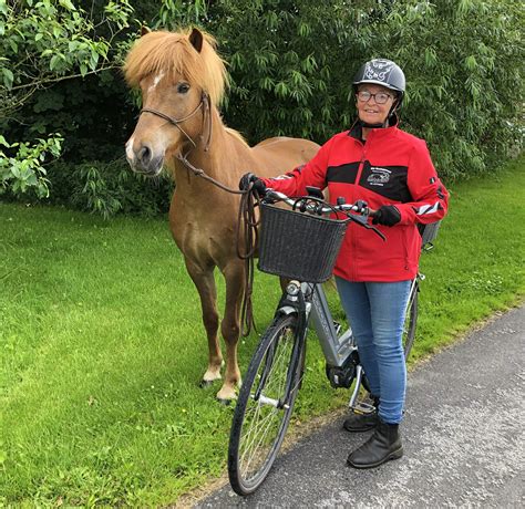 Lisbeth Bork Lagoni Kom Cyklende Med Sin Islandske Hest Til Ribe
