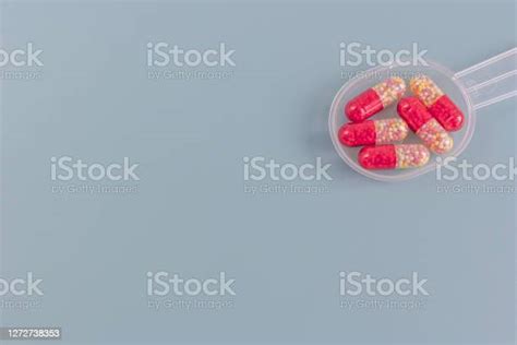 복사 공간이있는 파란색 배경에 측정 숟가락에 여러 가지 빛깔의 알약 이나 캡슐 0명에 대한 스톡 사진 및 기타 이미지 0명 건강관리와 의술 과학 Istock