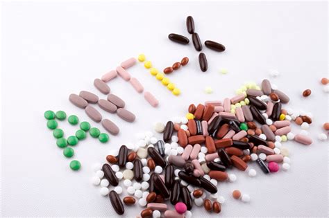 손으로 쓰는 안티 에이징 알 약 캡슐 단어 안티 X 영원히 젊은 나이 느낌 흰색 절연된 배경 복사 공간에 작성 된 텍스트 캡션 영감 의료 개념 0명에 대한 스톡 사진 및