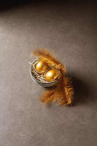 홀리데이 장식 부활절 달걀은 색깔에 있는 황금 단순한 회색 배경입니다 텍스트에 대 한 최고의 전망 공간입니다 4월에 대한 스톡 사진 및 기타 이미지 Istock