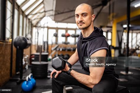 Young Man은 현대적인 체육관 환경에서 근력 운동에 중점을 두고 피트니스와 건강에 대한 헌신을 보여줍니다 개선에 대한 스톡 사진 및 기타 이미지 Istock