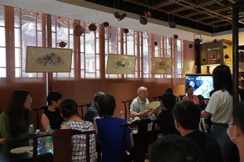 在华宝楼听兰老师讲兰文化与扇面兰花