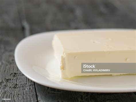 블랙 테이블에 흰 접시에 치즈의 큰 조각 위쪽에서 보기입니다 유제품 그리스 음식에 대한 스톡 사진 및 기타 이미지 그리스 음식 다이어리 두부 Istock