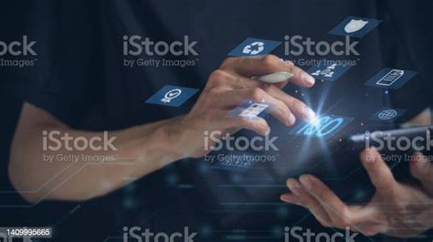 고객은 태블릿 프레스를 사용합니다 인증 프로세스 및 표준 Iso 인증 비즈니스 국제 표준 및 품질 보증 준수 인증서 터치 개념 경영자에 대한 스톡 사진 및 기타 이미지