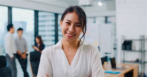 성공적인 아름다운 경영자 사업가의 초상화는 카메라와 미소를 보고 현대적인 사무실 직장에서 팔짱을 끼고 있습니다 현대 회의실에