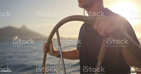 선원 남자 그리고 휴가 또는 여름 휴가에 조타 장치가 있는 조타 보트 조타수 여행 및 크루즈를 위한 선박 바퀴가 있는 사람 또는 선장 바다 또는 바다에서 해안 경비대로 항해