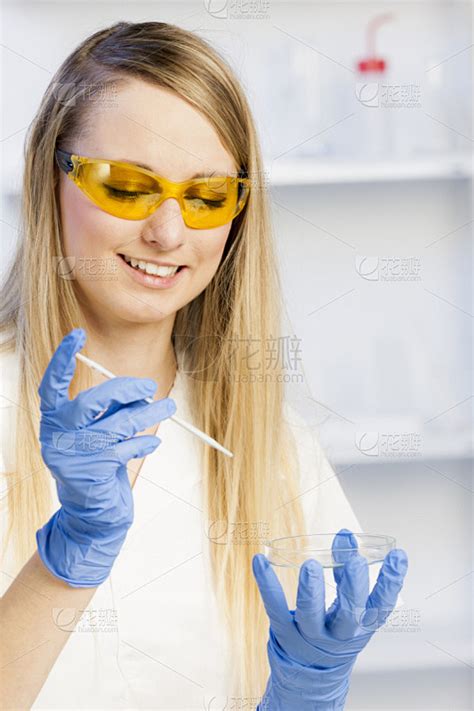 实验室 女人 垂直画幅 试管 科学实验 科学 长发 防护镜 成年的 情感
