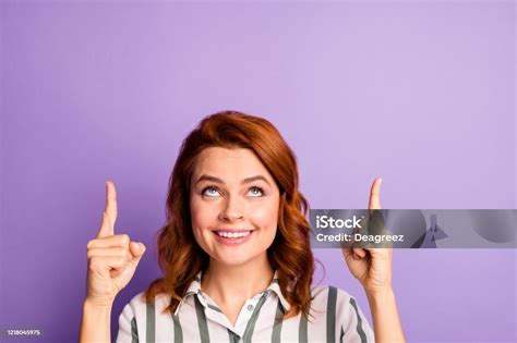 쾌활한 긍정적 인 여성 프로모터 포인트 집게 손가락 복사 공간 선물의 초상화는 보라색 색상 배경 위에 고립 된 세련된 의상을 입고 광고 홍보를 보여줍니다 가리키기에 대한