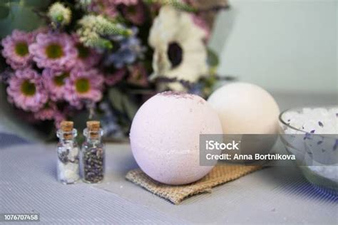 향기로운 라벤더휴식을 위한 완벽 한 자연 초본 바다 소금 화장품 항아리와 소금 라벤더 꽃 목욕 폭탄 병 결정체에 대한 스톡 사진 및 기타 이미지 Istock