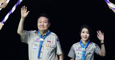 새만금 제25회 세계스카우트잼버리 개영식 입장하는 윤 대통령 부부