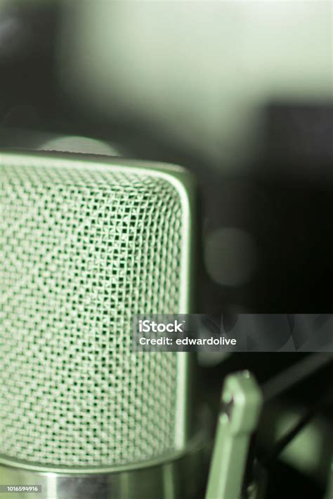 사운드 스튜디오 대형 다이어 프 램 음성 마이크 음성 노래와 악기에 대 한 기록 0명에 대한 스톡 사진 및 기타 이미지 0명