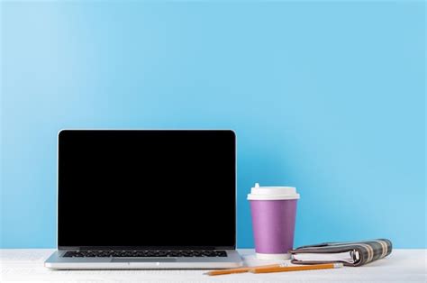 Premium Photo Laptop With Blank Screen For Your Message App Or Web